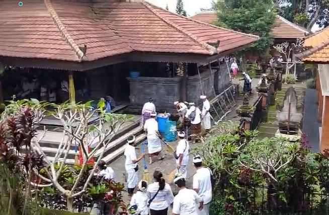 Bank Sampah Tegeh Sari Lestari Mareresik di Pura Besakih