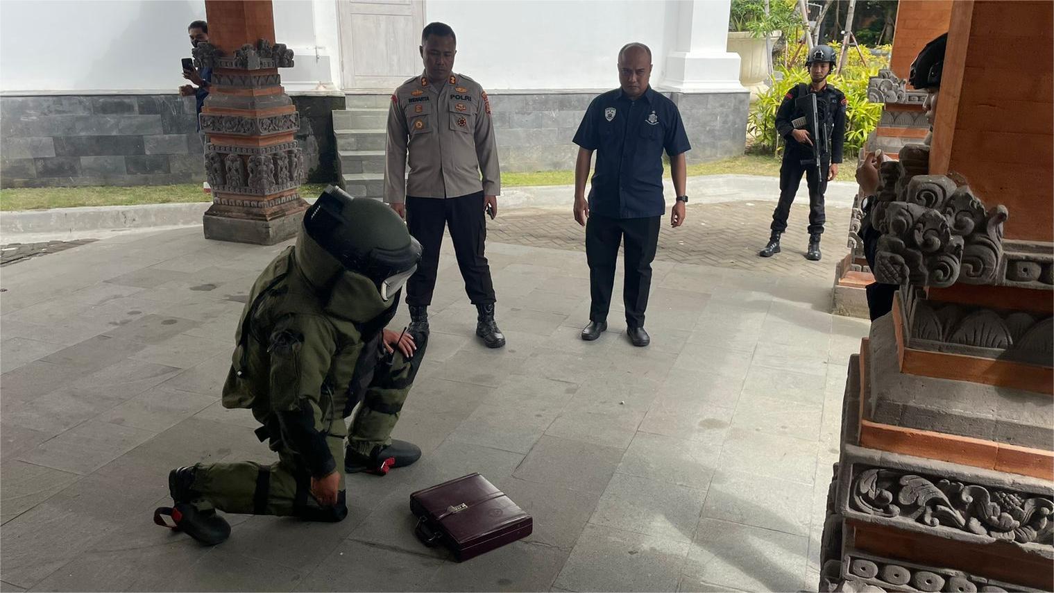 Koper Misterius Bikin Jibom Waspada, Ternyata Kosong Tak Ada Isinya