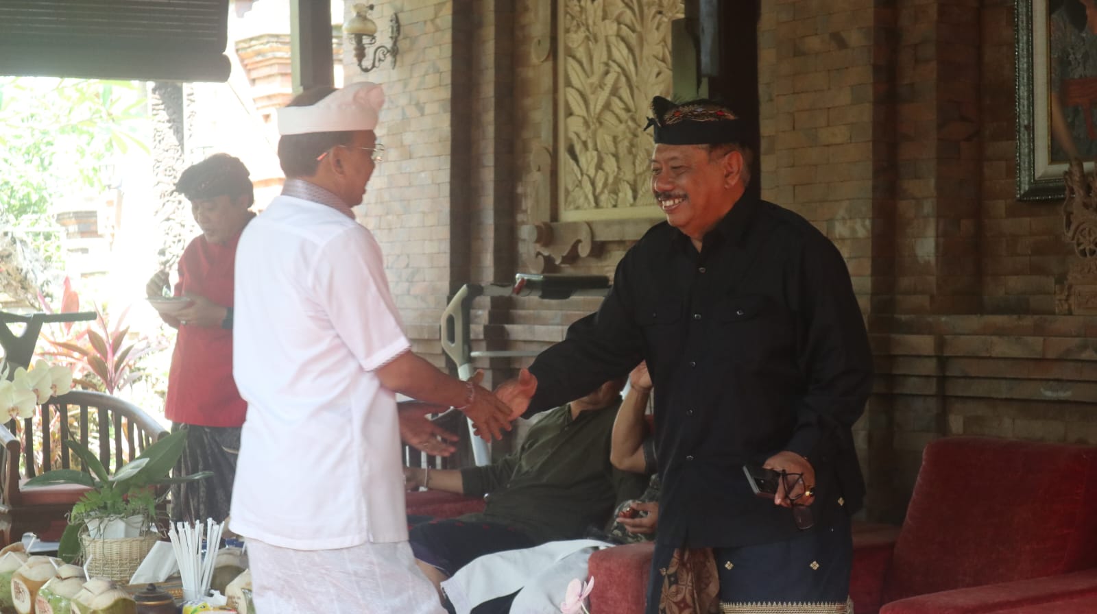 Ibu di Jembrana Ini Spontan Nangis Lihat Winasa dan Koster Berdampingan ...