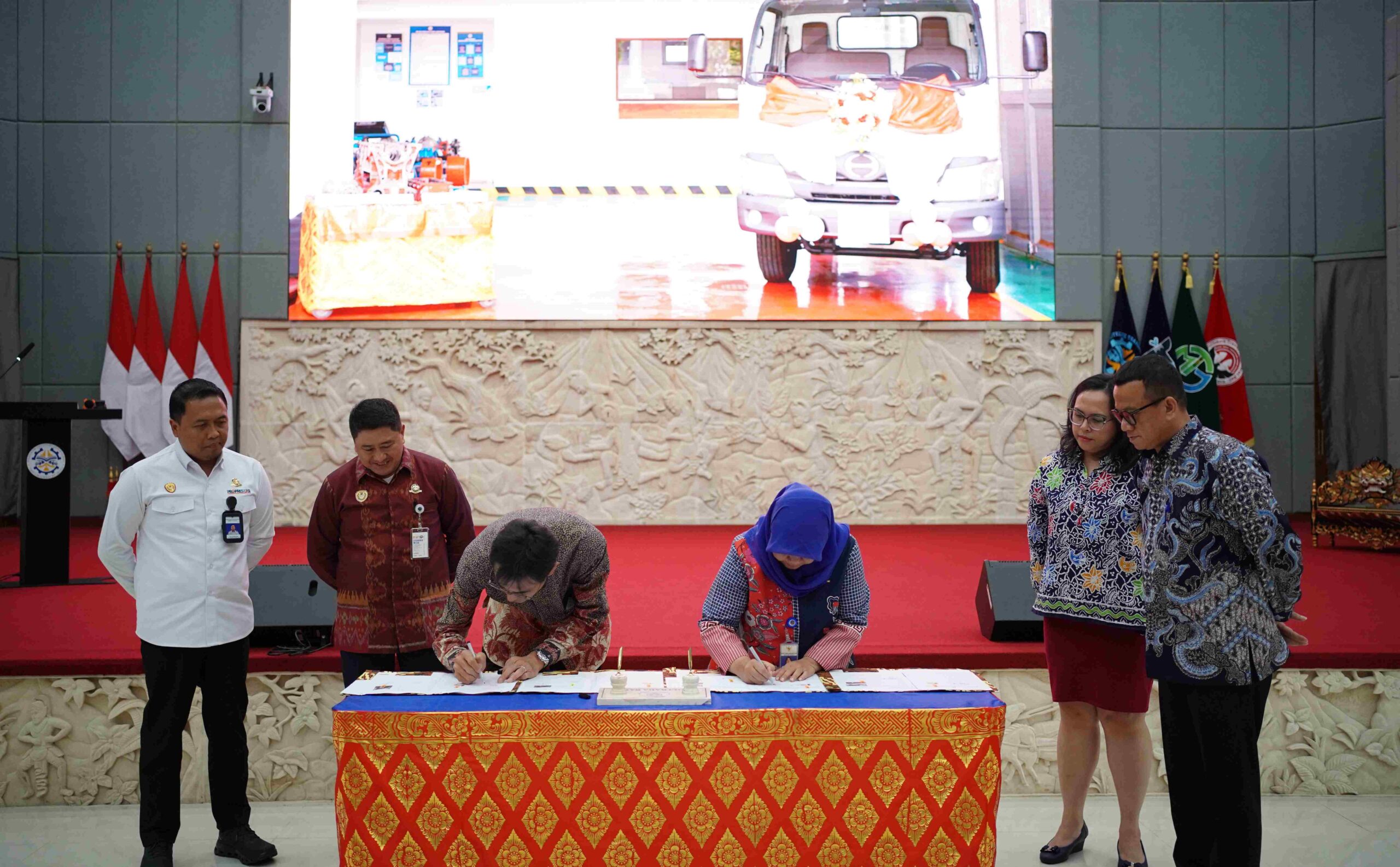 Kemenhub Serahkan Truk dan Komponen Mesin 5 C untuk Poltrada Bali